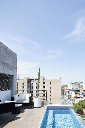 Piscina externa, espreguiçadeiras