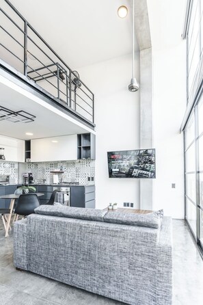 Loft, 1 cama king-size e sofá-cama, não fumadores (Loft 301) | Sala de estar | Smart TV 