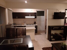 Apartamento família, 3 quartos, cozinha, vista para a cidade | Cozinha privada | Geladeira, talheres/pratos/utensílios de cozinha