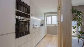 Apartamento, 2 quartos | Cozinha privada | Um frigorífico/congelador grande, um micro-ondas, um forno