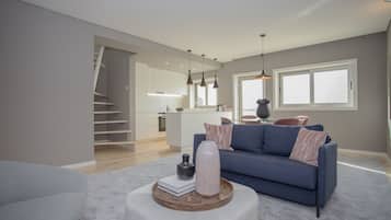 Penthouse Cidade, 2 quartos | Sala | Televisor de ecrã plano de 42 polegadas com canais por cabo, Smart TV