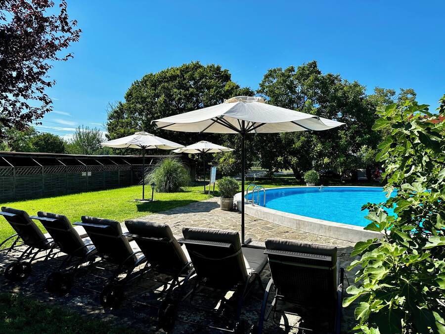 Piscina externa sazonal, guarda-sóis, espreguiçadeiras