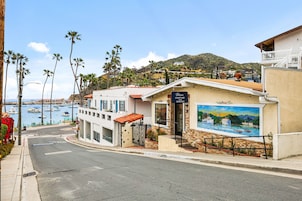 Um edifício costeiro com uma placa que indica 'Catalina Courtyard'.
