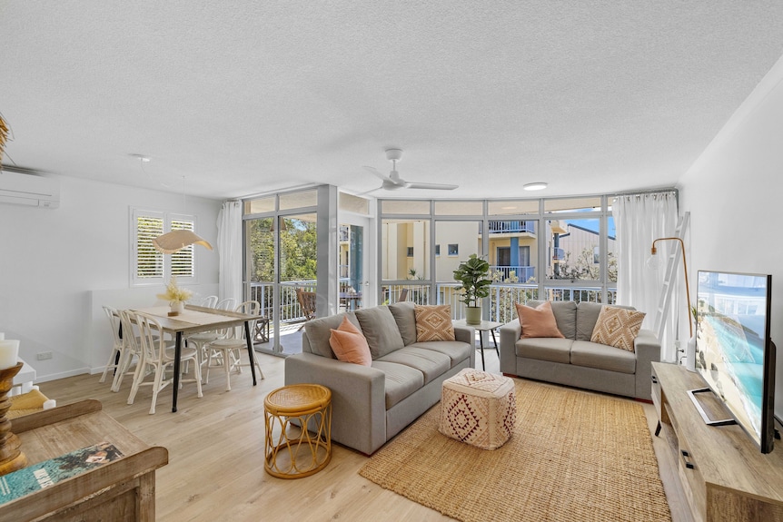 Castaways Beach Luxury Beachfront Apartment - Noosa