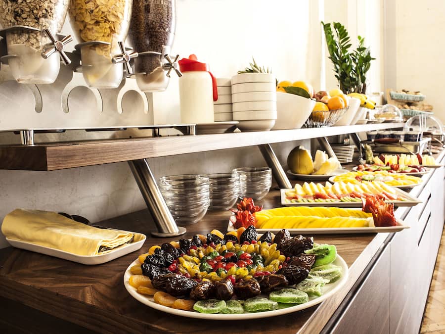 Pequeno-almoço continental diário mediante uma taxa