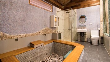 Quarto quádruplo premier, para não fumantes, vista para a montanha | Banheiro | Banheira e chuveiro separados, banheiras de fontes termais