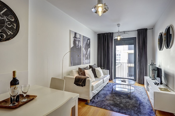 Apartamento, 2 quartos | Sala | TV de ecrã plano