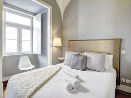 1 quarto, secretária, ferro/tábua de engomar 