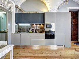 Apartamento, 1 quarto | Cozinha privada | Um frigorífico/congelador grande, um micro-ondas, um forno 