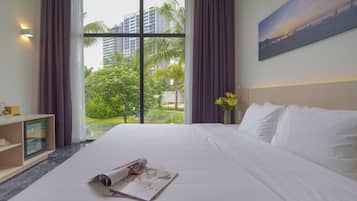 Quarto Duplo Deluxe, vista para o jardim | Sala | Televisor LED