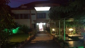 Fachada do alojamento (tarde/noite)