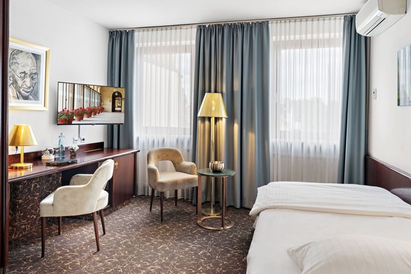 Roupas de cama antialérgicas, frigobar, escrivaninha