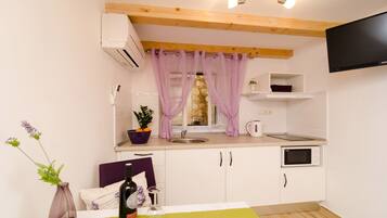 Comfort Studio, Ground Floor | Cozinha americana privada | Geladeira, micro-ondas, cooktop, chaleira elétrica