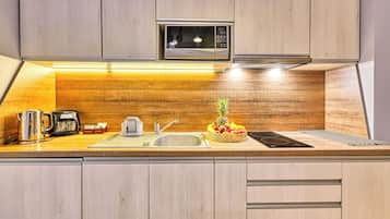 Estúdio, 1 cama de casal e sofá-cama (2 Pogodny) | Cozinha privada | Um frigorífico, um micro-ondas, uma placa de cozinha