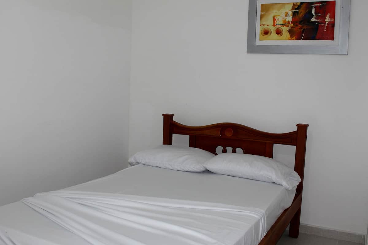 Quarto Individual Básico, 1 cama individual extragrande, não fumadores | Secretária, ferro/tábua de engomar, Wi-fi grátis 