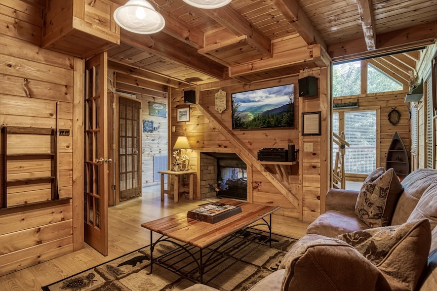 Gran Pantalla En Porche Trasero Ofrece Mesa De Billar Y Bañera De Hidromasaje - Tennessee