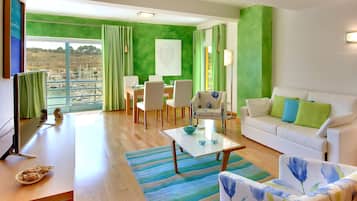 Apartamento, 1 quarto, varanda, vista para a marina | Sala | Televisor LCD