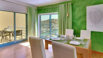 Apartamento, 1 quarto, varanda, vista para a marina | Sala | Televisor LCD
