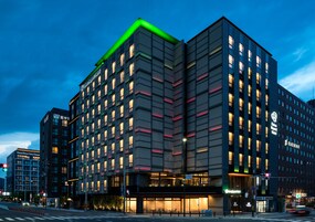 Fachada da propriedade à noite