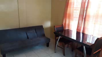 Apartamento básico, 1 cama de casal | Sala de estar | TV de tela plana 32 polegadas com canais a cabo, TV