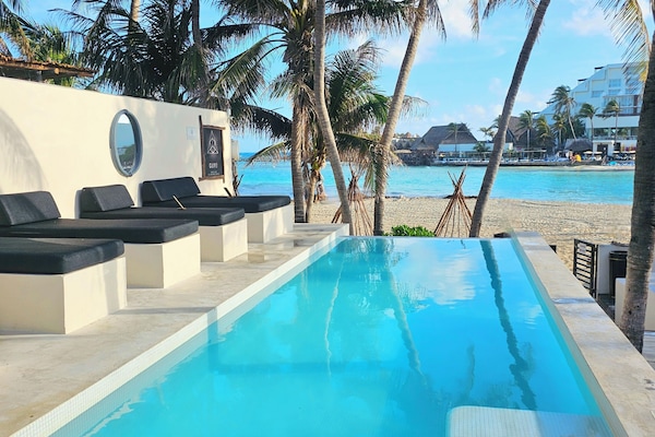 Piscina exterior, guarda-sóis, espreguiçadeiras