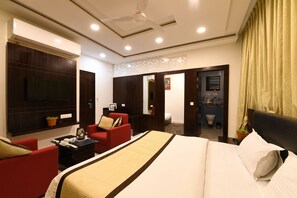 Quarto Familiar, 2 camas de casal, acessível | Secretária, cortinas/cortinados opacos, quartos insonorizados 