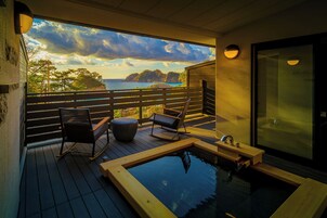 Quarto, não fumadores (Konpeki, with Open-Air Bath) | Casa de banho | Um polibã e uma banheira separados, banheira de água mineral 