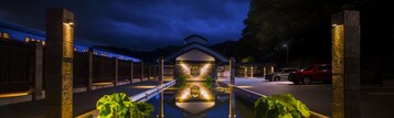 Fachada da propriedade à noite