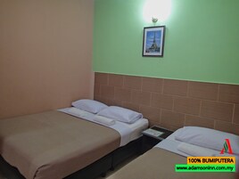 Quarto triplo standard, várias camas, sem janelas | Área de estar | TV de tela plana