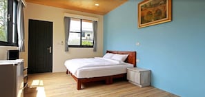 Escrivaninha, cortinas blackout, quartos à prova de som