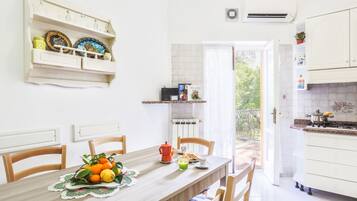 Apartamento, 2 quartos, acesso à piscina | Cozinha privada | Uma torradeira, uma cadeira de bebé