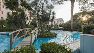 Piscina exterior sazonal, espreguiçadeiras