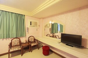 Quarto Duplo Standard, 1 cama de casal | Secretária, cortinas/cortinados opacos, Wi-fi grátis