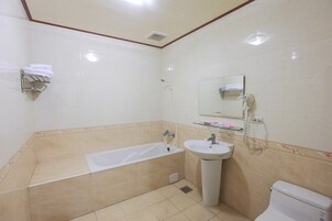 Quarto quádruplo, 2 camas de casal | Banheiro | Chuveiro, produtos de toalete grátis, secador de cabelo, chinelos