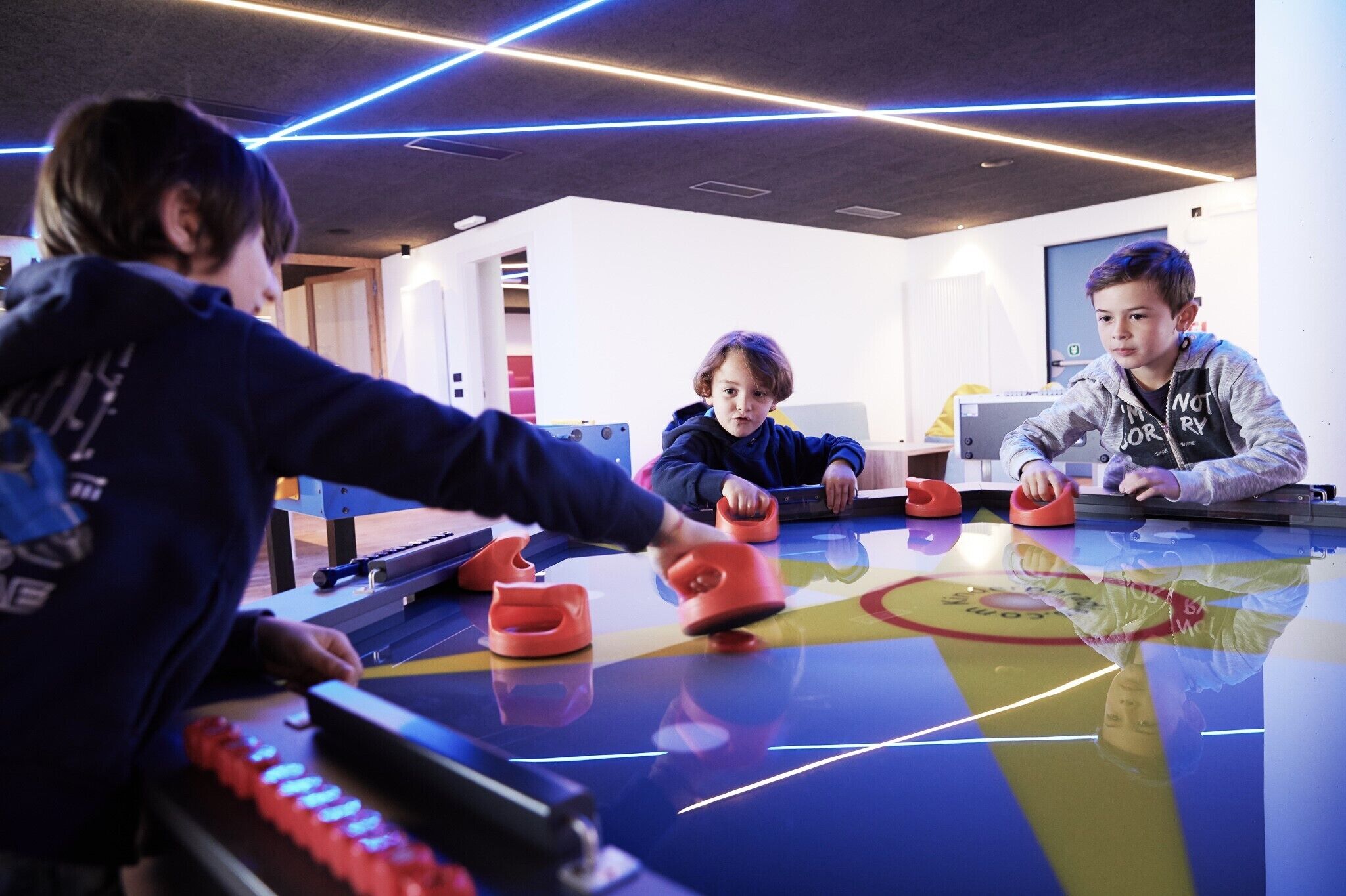 Um grupo de pessoas jogando em uma mesa com um design colorido.