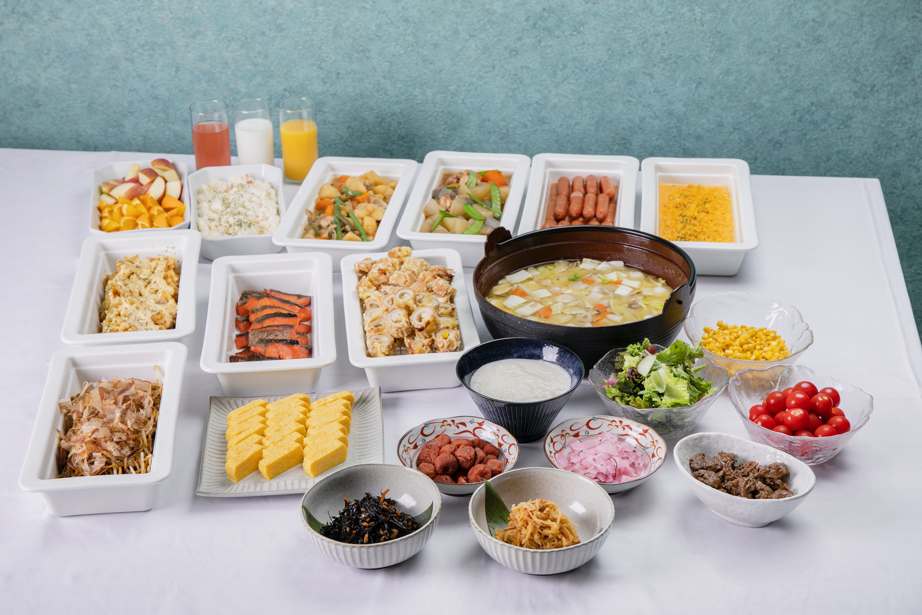 Diversos alimentos e bebidas dispostos sobre uma mesa.