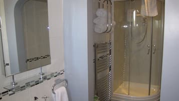 Quarto Duplo Executivo, 1 cama queen-size | Casa de banho | Um polibã, artigos de higiene pessoal grátis, um secador de cabelo