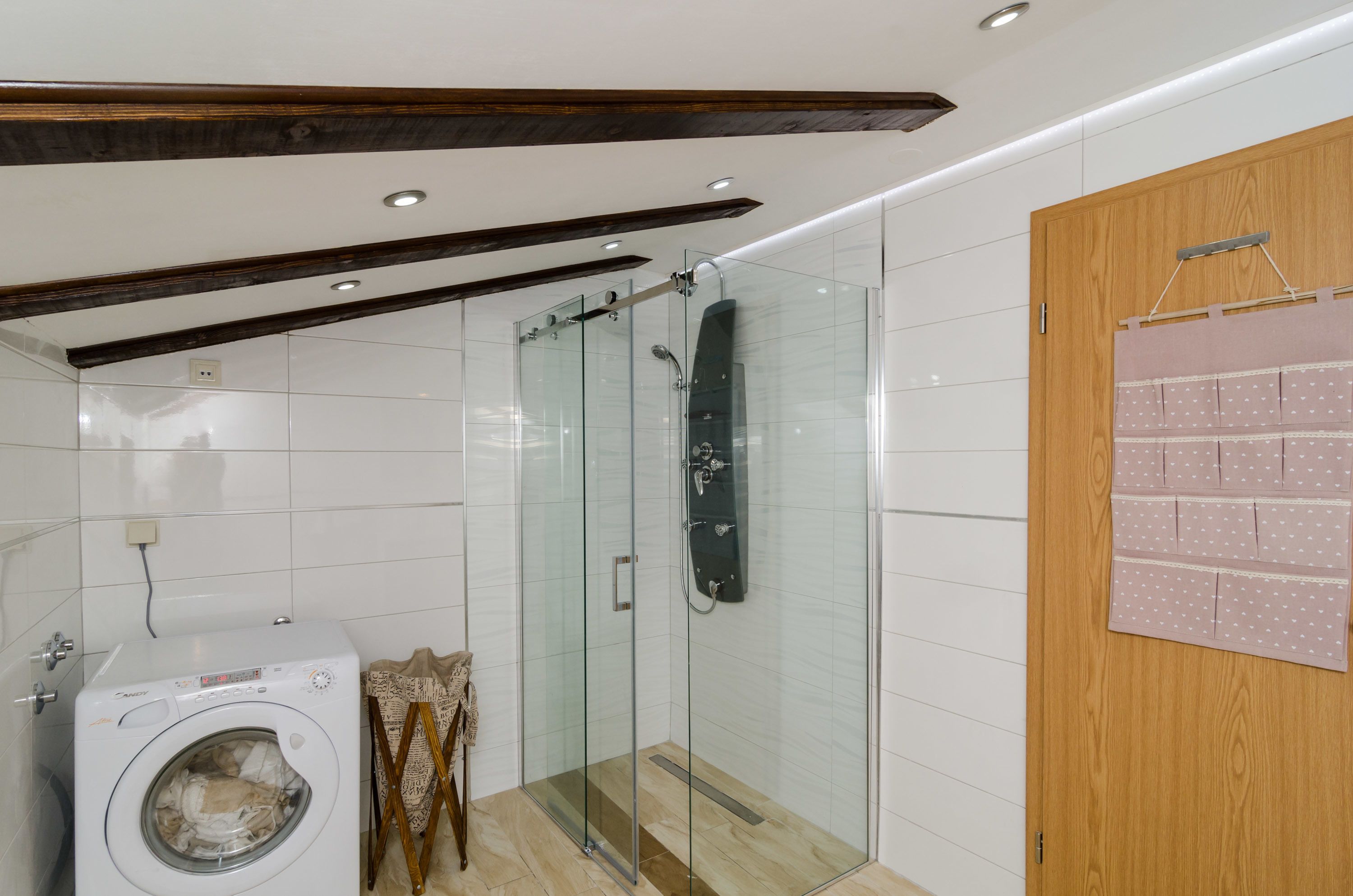 Suite, 2 quartos | Casa de banho | Um polibã, artigos de higiene pessoal grátis, um secador de cabelo 