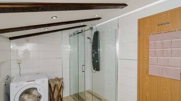 Suite, 2 quartos | Casa de banho | Um polibã, artigos de higiene pessoal grátis, um secador de cabelo