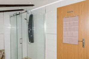 Suíte, 2 quartos | Banheiro | Chuveiro, produtos de toalete grátis, secador de cabelo 