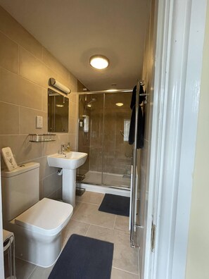 Quarto Duplo Superior, 1 cama queen-size, casa de banho anexa | Casa de banho | Um polibã, um secador de cabelo, chinelos, toalhas fornecidas 