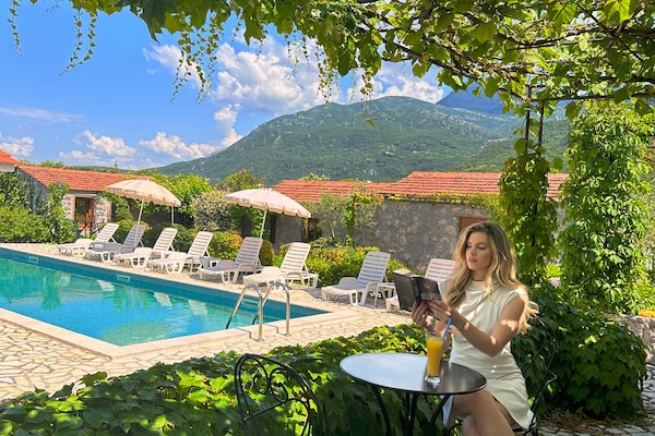 Piscina exterior, toldos gratuitos, guarda-sóis