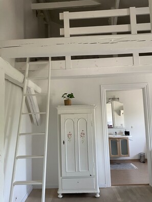 Quarto, 2 camas de casal (with loft) | Berços (sobretaxa), Wi-Fi de cortesia, roupa de cama