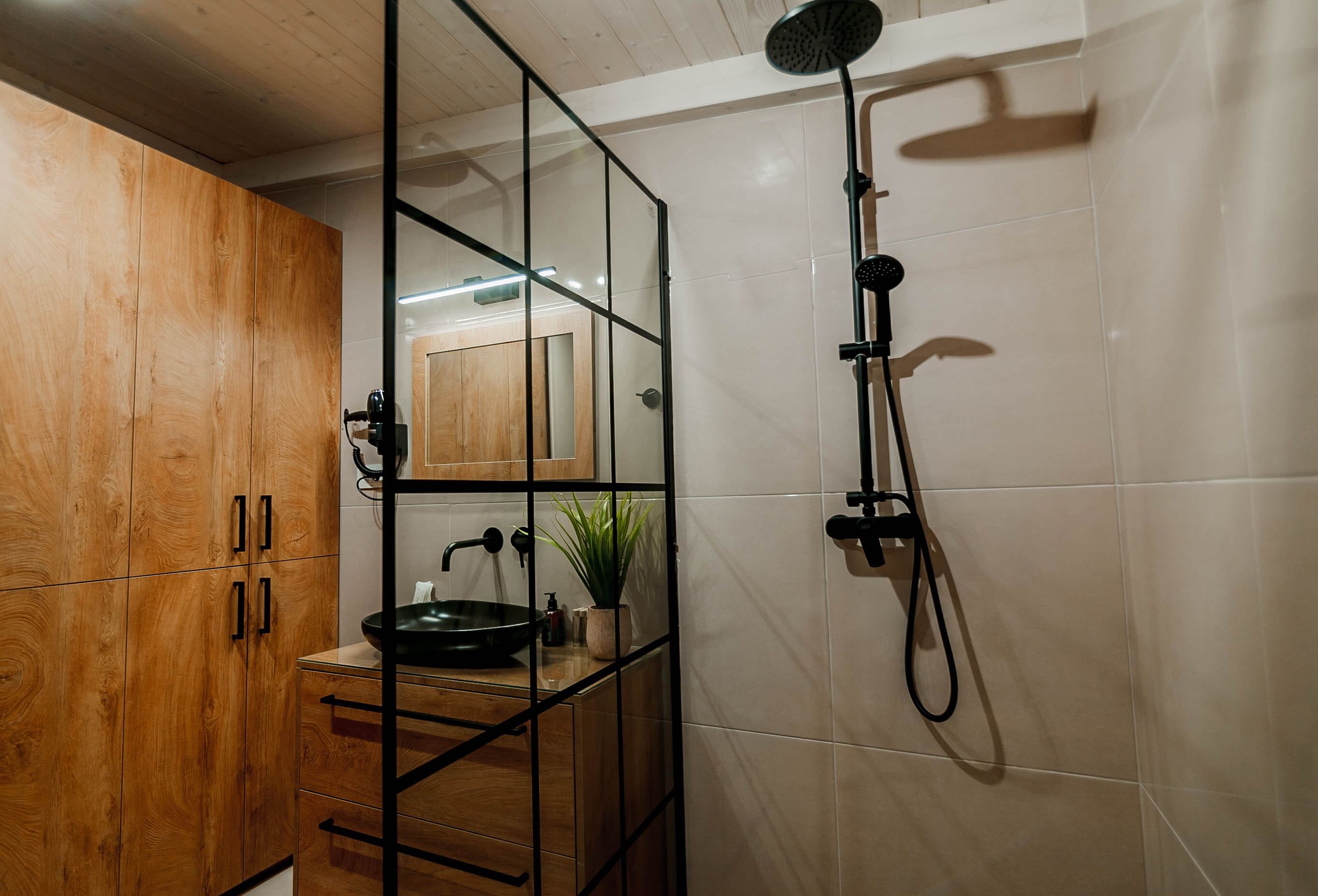Villa Comfort, 2 quartos | Casa de banho | Artigos de higiene pessoal grátis, um secador de cabelo, chinelos 
