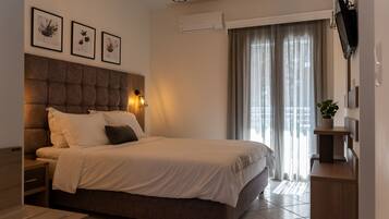 Quarto Deluxe, várias camas | Cofre no quarto, quartos insonorizados, ferro/tábua de engomar