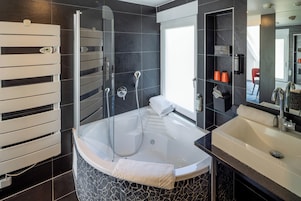 Quarto Duplo Deluxe (Bain Spa) | Casa de banho | Artigos de higiene pessoal grátis, um secador de cabelo, roupões