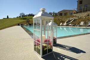 Piscina externa sazonal, funciona das 9h às 19h, guarda-sóis
