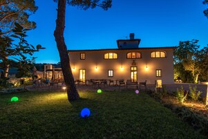 Fachada da propriedade à noite