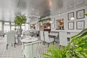 Café da manhã completo diário (GBP 12.50 por pessoa) 