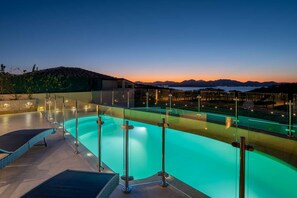 Piscina exterior sazonal, espreguiçadeiras 
